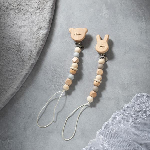 選べるクリップと、クラッシュビーズがポイントのマルチホルダー/おしゃぶりホルダー/トイホルダーです。レーザー彫刻での名入れも無料！（※クリップ部分のみ）こちらの商品はスタイや抱っこ紐・ベビーカーなどに取り付けて、おしゃぶりやオモチャなどの落...