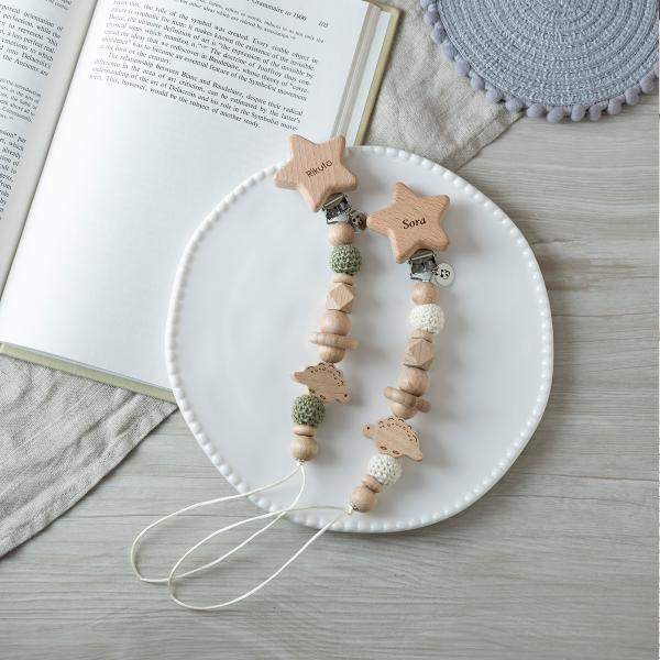 meetsオリジナルステゴサウルスのウッドビーズがポイントのマルチホルダー/おしゃぶりホルダー/トイホルダーです。meetsではレーザー彫刻での名入れも無料！（※星クリップ部分のみ）こちらの商品はスタイや抱っこ紐・ベビーカーなどに取り付けて...