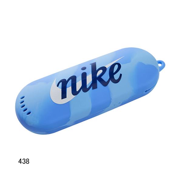 ◇スタイル◇ゴーグルケース19(上部突起+1.5)x7.5x5cm◇特　徴◇大きめのスイミングゴーグルも入るケース傷つきやすいゴーグルレンズを保護し、長く使うためのマストアイテムサイドを軽く押すとトップが開き、簡単に出し入れできる◇材　質◇...