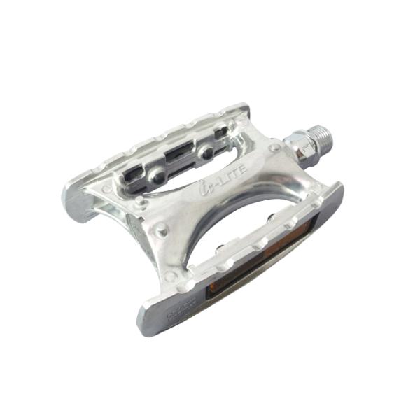 ・アルミワンピース構造でリフレクターがすっきり収まった軽量シンプルペダル・ロードバイクエントリーユーザーやクロスバイクなどにおすすめ・力の伝達効率の良いロープロファイル設計の両面踏みタイプ・ゴミや砂などが入りにくくなるようにカバー/シーリン...
