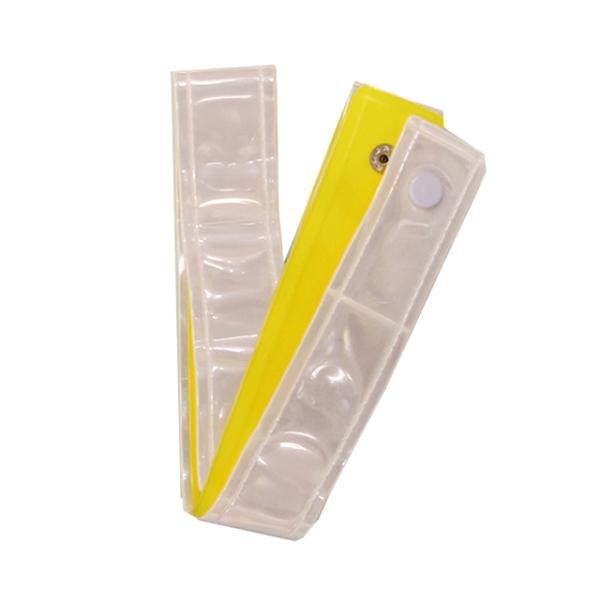 ・自動車などのライトで反射するリフレクター素材が付いたタスキ・早朝や夜間のジョギング、交通整理に最適・高輝度再帰性反射材を採用・（一財）全日本交通安全協会推薦、（一社）日本反射材普及協会認定のJPマーク付き ■素材　高輝反射材（PVC）、鉄...