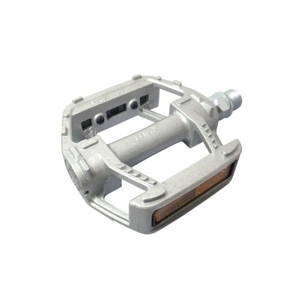 ・スニーカーで街中を走ることを想定してデザインされたペダル・踏み面の正方形に近いシルエットで、より広い面積に均等に荷重を分散させる足に優しいデザイン平らなソールのシューズとの相性が良く、角度をつけたロープロファイルトレッドを採用し、靴底を傷...