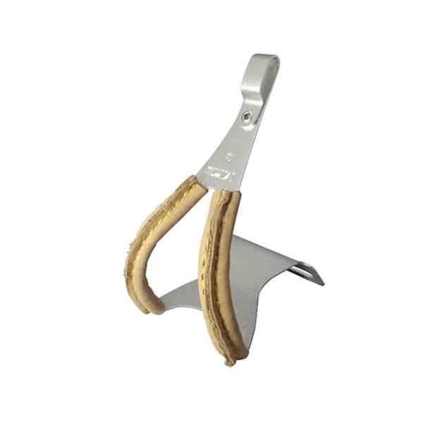 ・革付きアルミ製トゥクリップ・靴あたりの保護のためにひとつひとつ手で縫い付けた革はクラシカルなデザインで人気・軽くて錆びにくい超々ジュラルミン（アルミニウム合金の一種）製 ■素材　 超々ジュラルミン、革■サイズ  S：トゥ突き出し46mm×...