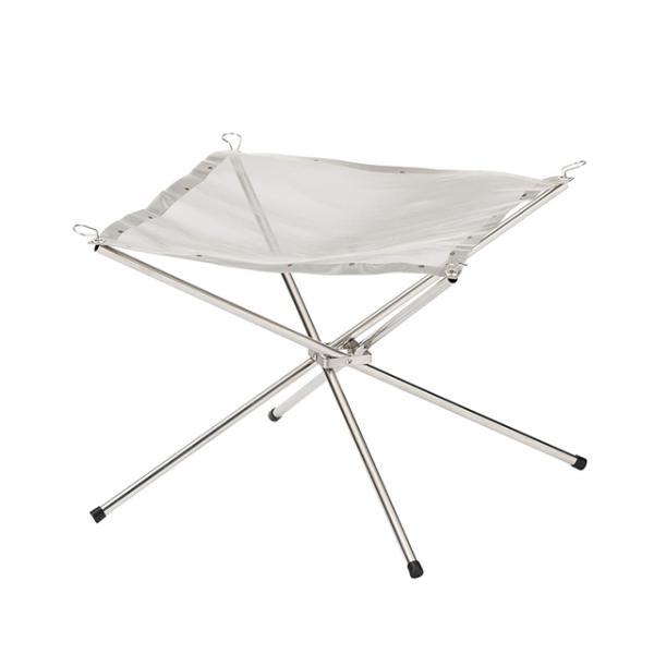 ・キャンプやBBQなどのアウトドアで大活躍の焚火スタンド・ステンレス製のメッシュは薪を燃やしやすい優れた通気性・火床が地面に直接付かないので場所を汚さず片付けも簡単・フレームを倒してメッシュ四隅のピンを差し込むだけの簡単組み立て・コンパクト...