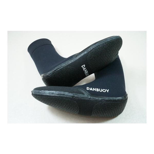 ”素足に近い足裏感覚”の追求から生まれたソックスステッチ擦れ防止と、サーフィンによって伸びてしまうジャージ素材の伸縮を強制する、DANBUOY独自の液体ラバー補強を今季よりアップデート。起毛素材をアップデートし、暖の倍増とフィット感をさらに...