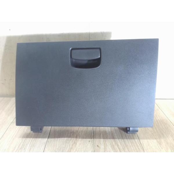 **** 商品説明を必ずご確認ください ****部品管理番号：240201002470210メーカー純正品番：55550-B2220-B0部品名：グローブBOX部品区分：リサイクル品管理品番：003989車名：タント車両タイプ名：5ドアハッ...