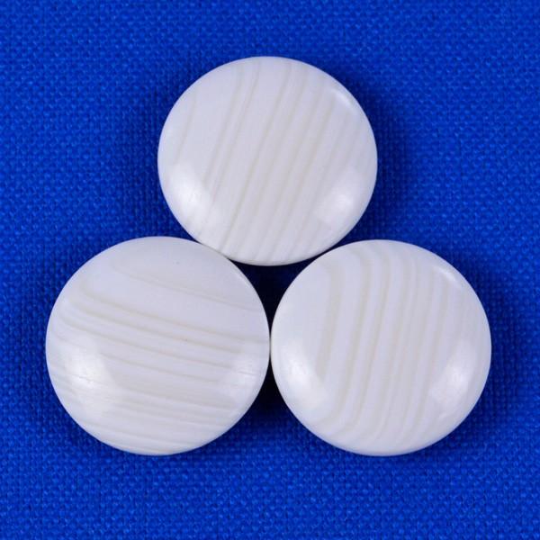 　日向特製蛤碁石28号月印です。材質は、白石はメキシコ産蛤で、黒石は那智黒になります。月印とは蛤碁石の品質等級のことで実用よりも縞目が細かく薄く色がかったものが含まれています。雪印の次に高品質の蛤碁石です。厚みは7.5mmになります。●碁石...