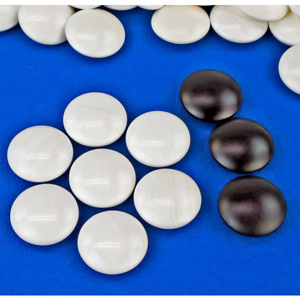 　宮崎県日向市の小倉ヶ浜で採れたスワブテ貝を原料として造られた稀少な日向特産本蛤碁石です。三重県熊野市産の那智黒碁石が付属しています。　こちらの碁石は日向特産本蛤碁石28号雪印です。厚みは7.5mmになります。雪印とは、日向特産本蛤碁石の品...