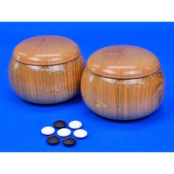 　硬質ガラス碁石新生・松と木製碁笥　桜・特大とのセットです。碁石の厚みは約10mmです。●碁石の数　白石：180粒　黒石：181粒　プラスチック碁石と比べると硬質ガラス碁石は質感が少し増します。超厚10mmの厚みのガラス碁石で打ち味をよりい...