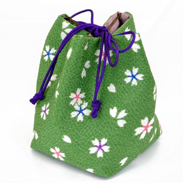 　将棋の駒を収納するための和風の駒袋です。※手作り品ですので、色合いとガラには多少とも差はあり、ひもの形状・色が変わる場合がございますので予めご了承くださいますようお願い申し上げます。■駒袋の底面のおよそのサイズ：8cm×8cm　こちらの将...