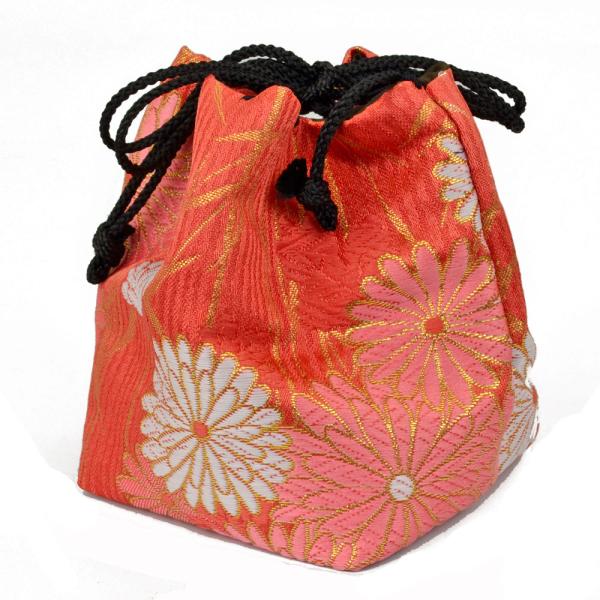 将棋駒を収納するための和風の金襴の駒袋です。※手作り品ですので、色合いとガラには多少とも差はございますので予めご了承くださいますようお願い申し上げます。■駒袋の底面のおよそのサイズ：8cm×8cm　時折高さの高い駒袋は駒箱に入れると少し座り...