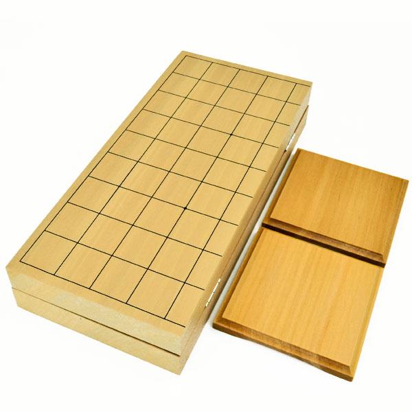 ■将棋盤：新桂10号折将棋盤・将棋盤の材質：木製　新桂材(アガチス材)・将棋盤のサイズ：横幅約32cm×奥行約35cm　厚み約3cm※将棋盤の正規の天面サイズ：横幅約33cm×奥行約36cm■将棋駒駒台：折将棋盤用駒台　新桂（アガチス材）ハ...