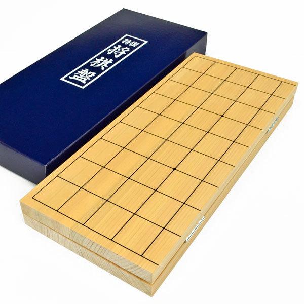 ■将棋盤の材質：木製　国産桧（ひのき）材■将棋盤のおよそのサイズ　横幅26cm×奥行30cm　厚み約1.2cm※将棋盤の正規の天面サイズ：横幅33cm×奥行36cm　国産桧材の小型4号折将棋盤です。国産桧小型4号折将棋盤は国産桧材の折りたた...