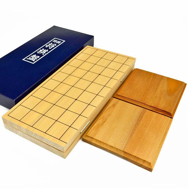 ■将棋盤の材質：木製　国産桧（ひのき）材■将棋盤のおよそのサイズ　横幅26cm×奥行30cm　厚み約1.2cm※将棋盤の正規の天面サイズ：横幅33cm×奥行36cm■将棋駒駒台：折将棋盤用駒台　新桂ハギ（合板造り）　国産桧材の小型4号折将棋...