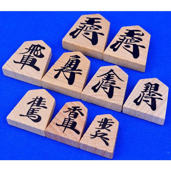 　木製普及将棋駒（裏朱字）の1枚単位でのバラ売りになります。 駒の材質はチーク材で字は印字で味わいある書体のやや軽量な普及将棋駒です。将棋駒の表面の字は黒字で裏面の字は朱字になります。※将棋駒は量産品の普及将棋駒で、駒木地の若干のゆがみや欠...