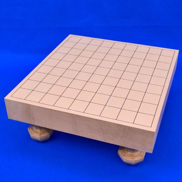 ・将棋盤の材質：木製ハギ造り　新桂材(アガチス材)・将棋盤のサイズ　天面横幅約33cm×天面奥行約36cm　厚み約2寸 　足付将棋盤新桂2寸ハギは、新桂材(アガチス材)のハギ造りで厚みが2寸の木製足付将棋盤です。やや明るめの茶褐色系の色合い...