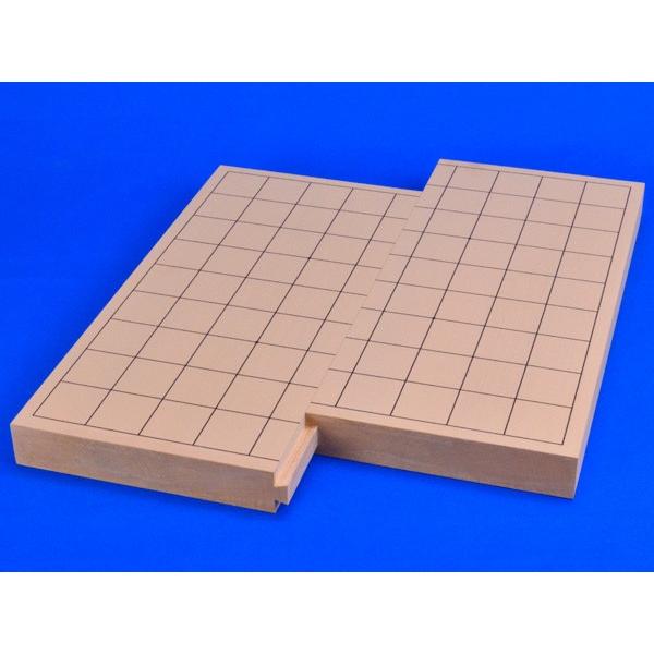 ■将棋盤の材質：木製　新桂材(アガチス材)■将棋盤のサイズ　天面横幅 約33cm × 天面奥行 約36cm　厚み約1寸　スライド卓上将棋盤新桂1寸は、新桂材(アガチス材)のハギ造りで、将棋盤を2つに分離できるタイプで収納便利な卓上将棋盤です...