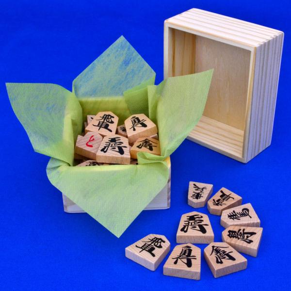 　木製の普及将棋駒です。紙製将棋盤と将棋のルールと駒の動かし方が説明された解説書と木箱が付属しています。 駒の材質はチーク材（駒箱はパイン材※外国のマツ）で字は印字で味わいある書体のやや軽量な普及将棋駒です。将棋駒の表面の字は黒字で裏面の字...