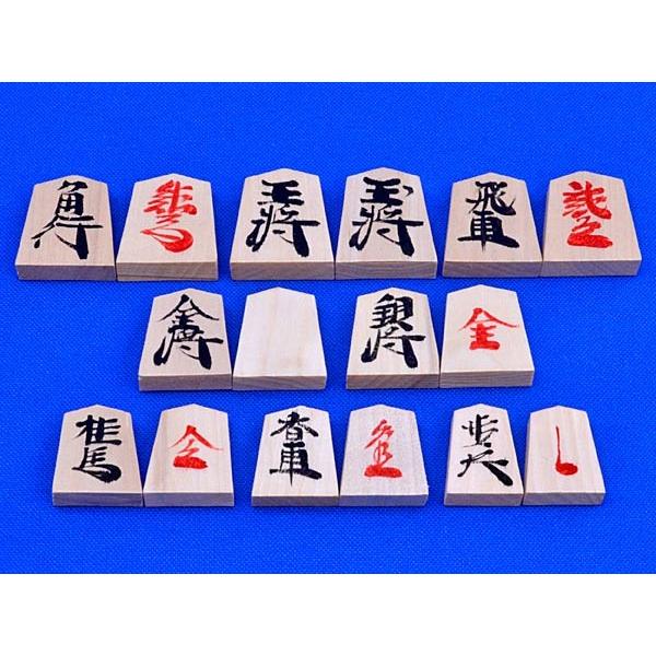 　木製の普及将棋駒の新槙書き駒です。材質は樺材で、草書で裏朱字の書き字の将棋駒です。 　木製将棋駒新槙書き駒は安価な書き駒で裏が朱字でどことなく古風な雰囲気があります。軽量ですので指し味は黄楊将棋駒ほどではありませんが、比較的安価な普及品の...