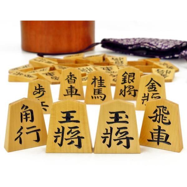 　竹風作御蔵島産本黄楊特上彫駒錦旗書です。材質は本黄楊材の中でも最も高級な御蔵島産本黄楊材の彫り字の高級将棋駒です。■こちらの将棋駒はらいでん丸型駒箱と駒袋が付属します。※写真の現品をお届けさせていただきます※パソコンの環境設定などにより、...