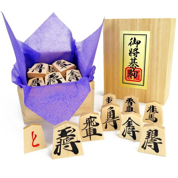 　木製の普及将棋駒の樺材優良押です。字は押し字で書体は比較的見やすい草書の将棋駒です。将棋駒の表面の字は黒字で裏面の字は朱字になります。　やや軽量な木製将棋駒ですが比較的すっきりとした読みやすい感じの草書で安価な価格が売りの木製の普及将棋駒...