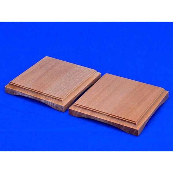 ■将棋駒台の材質：新桂材（アガチス材）■将棋駒台のサイズ　天面横幅 約12cm × 天面奥行 約12cm　高さ約2cm　将棋駒台の卓上将棋盤用駒台新桂1寸です。駒台は2つでワンセットになっています。　卓上将棋盤での将棋対局で駒台を使われない...