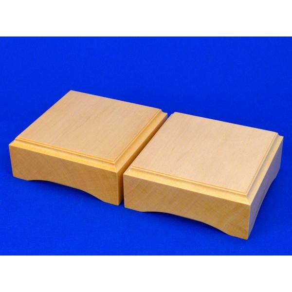■将棋駒台の材質：米ヒバ材■将棋駒台のサイズ　天面横幅 約12cm × 天面奥行 約12cm　高さ約4.5cm　将棋駒台の卓上将棋盤用駒台ヒバ2寸です。駒台は2つでワンセットになっています。　米ヒバ材の駒台で、ヒバ独特の明るい色合いで緻密な...