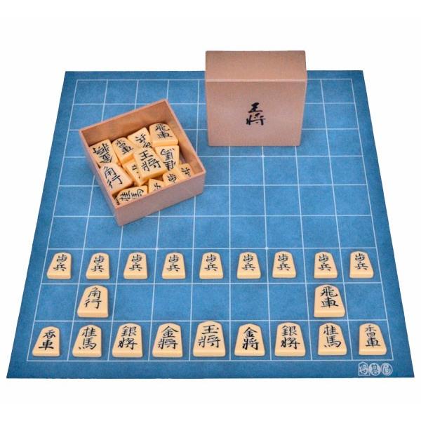 ■将棋盤：将碁屋マット将棋盤（デニム柄）・将棋盤の材質：軟質塩ビ材　デニム柄・将棋盤のサイズ：横幅33cm×奥行36cm　厚み約0.9mm■将棋駒：プラスチック将棋駒　王将　携帯便利な将碁屋マット将棋盤（デニム柄）とプラスチック将棋駒王将の...