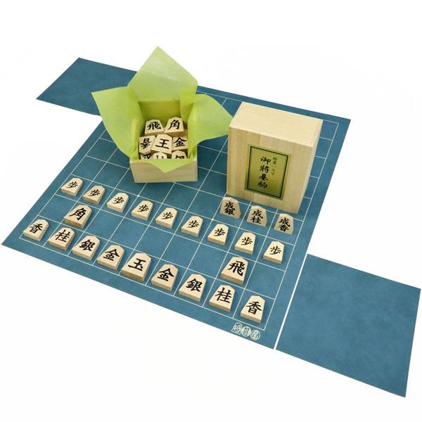 　携帯便利な将碁屋マット将棋盤（デニム柄）と木製将棋駒楓押彫駒一字裏黒字成付と簡単なデニム柄マット駒台の将棋セットです。将碁屋マット将棋盤（デニム柄）は当店将碁屋オリジナルのデニム柄のマット式の軟質塩ビ将棋盤です。※将棋盤の性質上、携帯時な...