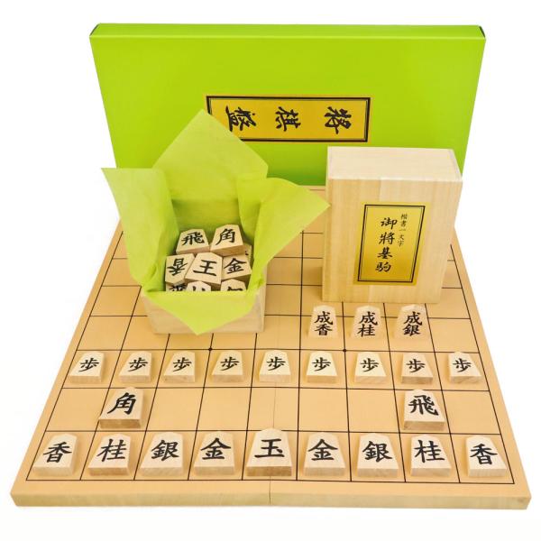 　折将棋盤新桂5号と木製将棋駒楓押彫駒一字裏黒字成付との木製の折将棋盤セットです。■折将棋盤の造り　将棋対局時に蝶番でテーブルに傷が付くのを少しでも防ぐ為に、折将棋盤を広げても完全に平らな状態ではなく、将棋盤の中央部分が少し浮くような造りに...