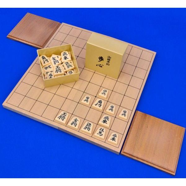 ■将棋盤：折将棋盤　新桂5号・将棋盤の材質：木製折盤　新桂材(アガチス材)・将棋盤のサイズ：横幅30cm×奥行33cm　厚み約1.3cm※将棋盤の正規の天面サイズ：横幅33cm×奥行36cm■将棋駒：プラスチック将棋駒歩心■将棋駒台：折将棋...