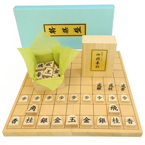 　折将棋盤新桂6号と木製将棋駒楓押彫駒一字裏黒字成付との木製の折将棋盤セットです。■折将棋盤の造り　将棋対局時に蝶番でテーブルに傷が付くのを少しでも防ぐ為に、折将棋盤を広げても完全に平らな状態ではなく、将棋盤の中央部分が少し浮くような造りに...