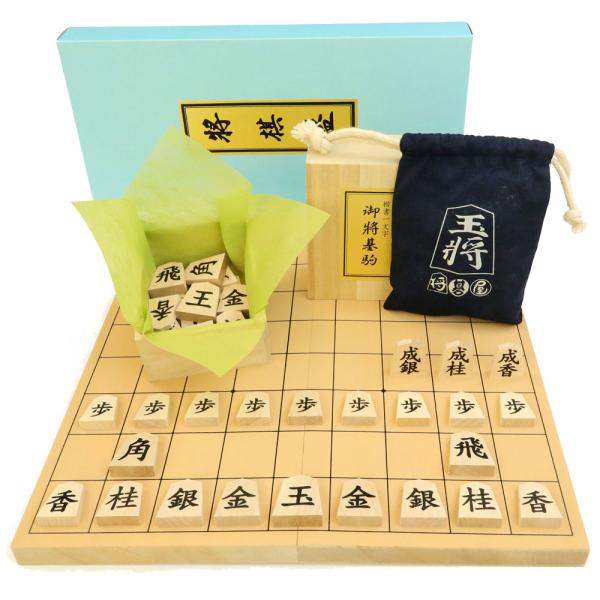 　折将棋盤新桂6号と木製将棋駒楓押彫駒一字裏黒字成付との木製の折将棋盤セットです。■折将棋盤の造り　将棋対局時に蝶番でテーブルに傷が付くのを少しでも防ぐ為に、折将棋盤を広げても完全に平らな状態ではなく、将棋盤の中央部分が少し浮くような造りに...