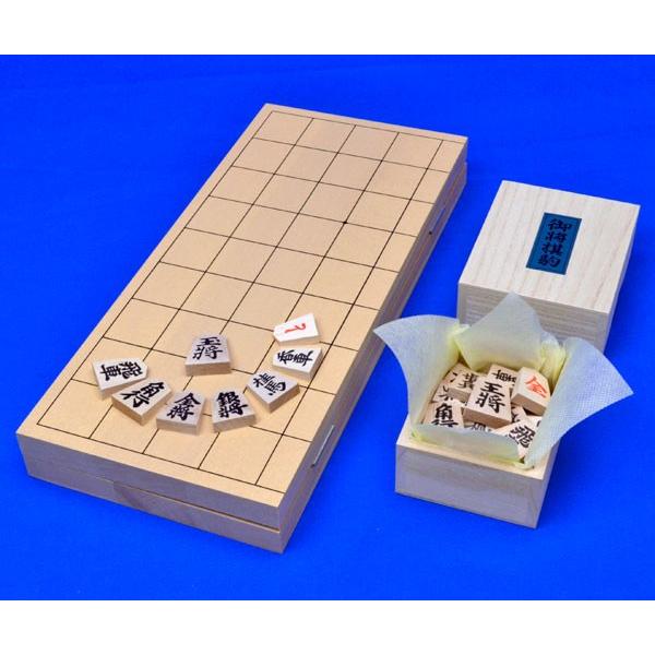 ■将棋盤：折将棋盤　新桂7号・将棋盤の材質：木製　新桂材(アガチス材)・将棋盤のサイズ：横幅32cm×奥行35cm　厚み約1.9cm※将棋盤の正規の天面サイズ：横幅33cm×奥行36cm■将棋駒：木製将棋駒　アオカ押し駒子馬■折将棋盤の造り...