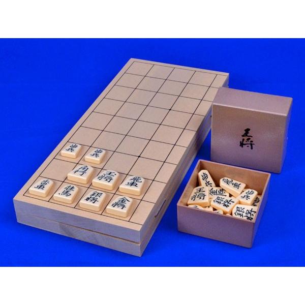 　折将棋盤新桂7号とプラスチック将棋駒王将との木製の折将棋盤セットです。折将棋盤新桂7号は、新桂材(アガチス材)の折りたたみ式の木製将棋盤で、将棋盤を開いた状態での厚みが約7分の折将棋盤です。将棋盤の天面サイズの横幅と奥行きが正規の将棋盤の...