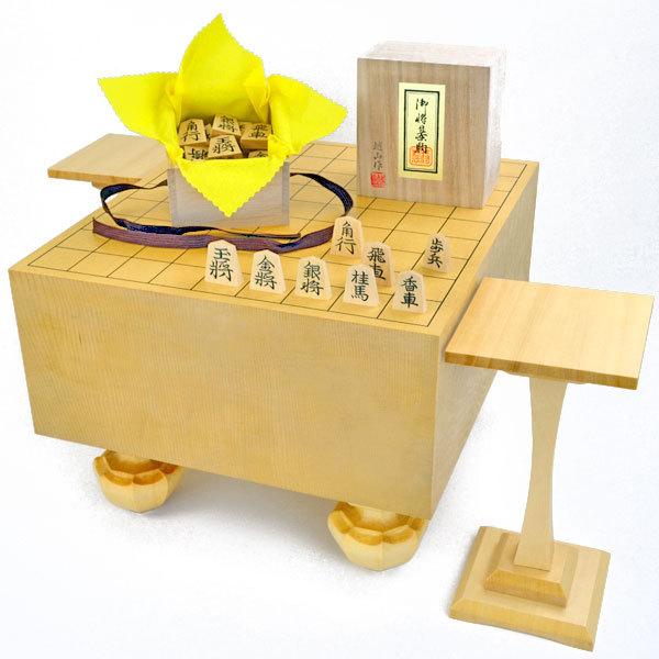 ■将棋盤：足付将棋盤　新かや5寸・将棋盤の材質：木製一枚板　新かや材(スプルース材)・将棋盤のサイズ：横幅約33cm×奥行約36cm　厚み約15cm■将棋駒：木製将棋駒　薩摩産本黄楊特上彫駒　源兵衛清安書■駒台：足付5寸将棋盤用駒台　ヒバ1...