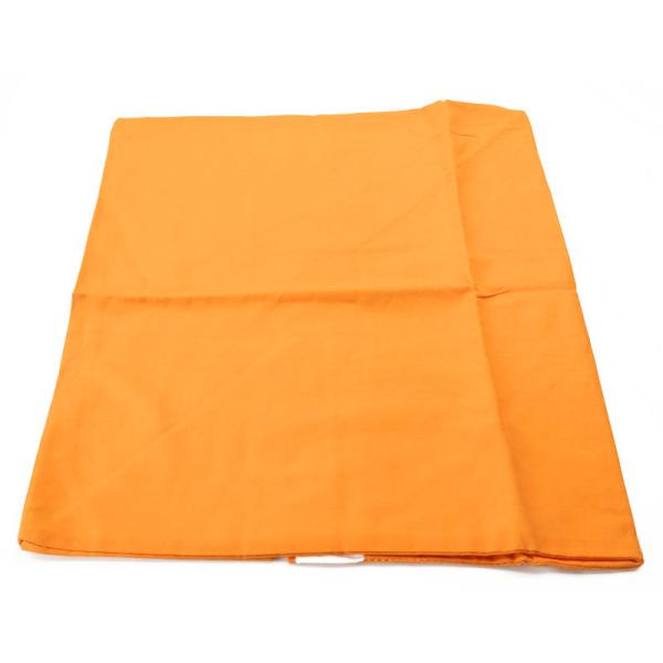 かなり古い長期在庫訳あり品の4寸5分将棋盤用天面小さめの布カバー(裏地付)です。こちらの布カバーは天面サイズが正規サイズよりも小さく通常の天面サイズ(33cm×36cm)の将棋盤用にはお使いできませんのでご注意下さい。およそ4寸5分将棋盤用...