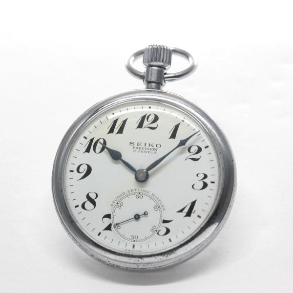 ムーブメント：手巻き式（15石）ケース素材：真鍮にクロームメッキ風防：プラスチック保証：6ヶ月ケース径：約50mmケース厚さ：約14mm秒針止機能：あり　※リューズを引くと12時位置で止まります針：ブルースチールおすすめコメント：すでに絶版...