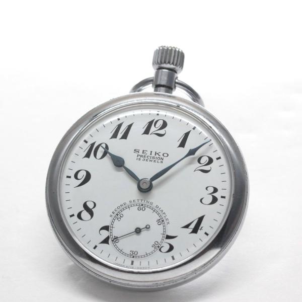 風防：アクリルガラスケース素材：クロームメッキケース径：約50mmケース厚さ：約14mmその他機能：蓋なし（オープンフェイス）秒針止機能：あり　※リューズを引くと12時位置で止まりますムーブメント：手巻き式（15石）針：ブルースチール防水：...