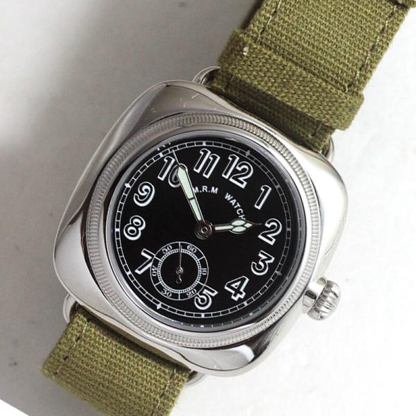 1930年代のブラック文字盤とホワイト文字盤はスモールセコンド（6時位置に秒針）を配置しています。小さな丸みのあるボディーは女性も適しています。風防:ミネラルガラス製ケース素材:ステンレススチールケース経:約37mmバンド素材:18mm幅布...