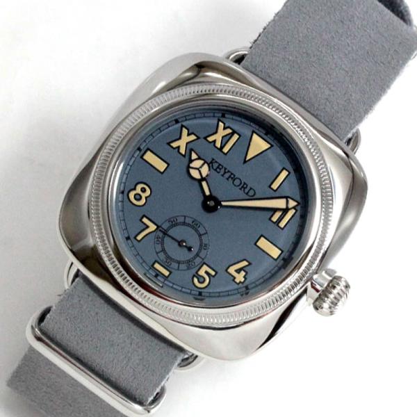 ローマ数字・アラビア数字・バーインデックス・トライアングルインデックスの複合体文字盤風防:ミネラルガラス製ケース素材:ステンレススチールケース経:横36mm×縦36mmバンド素材:バックスキーンライトグレーNATOベルトムーブメント:12時...