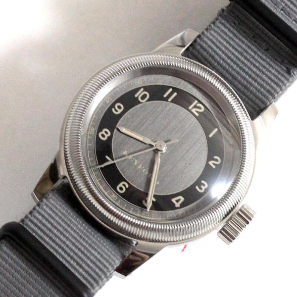 文字盤中心にある深みのあるダークグレイ文字盤は、よく見ると光の加減でマーブルを彷彿させるような縦線が高級感を演出しています。風防:ドーム型ミネラルガラス製ケース素材:ステンレススチールケース経:約44mmケース厚さ:約17mmバンド素材:グ...