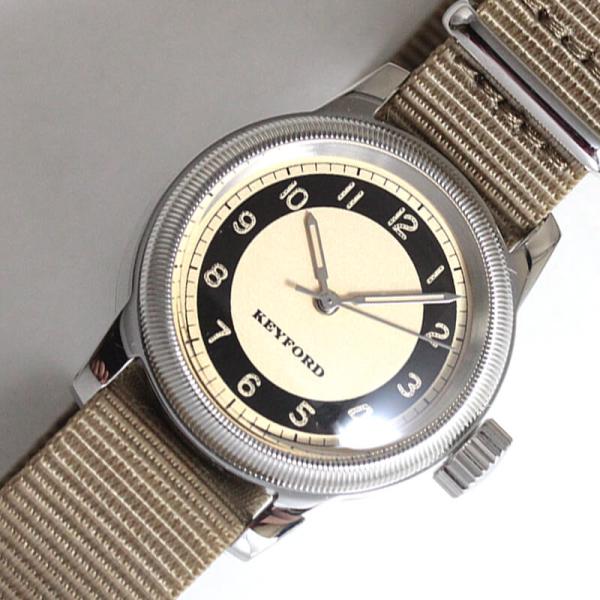 アラビア数字インデックスと秒表示のトレインレールは安心感漂うペールオレンジで全体をよくまとめています。風防:ドーム型ミネラルガラス製ケース素材:ステンレススチールケース経:約44mmケース厚さ:約17mmバンド素材:カーキナイロンNATOス...