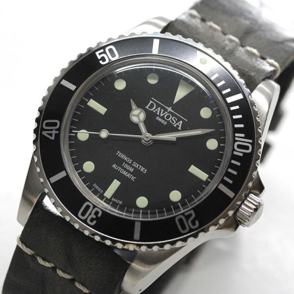 長く愛用できることに焦点をあて、ケース・ブレスレットは腐食しにくく金属アレルギーも少ない 316L のステンレススチールを素材にしています。10 気圧の防水性も併せて、日常使いに好適なアイテムとなっています。 風防:ドーム型プレキシガラスケ...