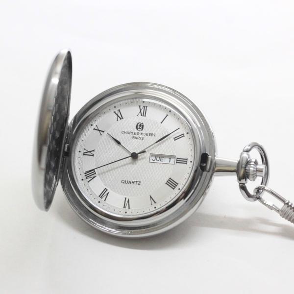 風防：アクリルガラスケース素材：真鍮にメッキ（ブラッシュ仕上げ）ケース径：約47mmケース厚さ：約11mmムーブメント：クォーツムーブメントメーカー保証：1年(チャールズヒューバート時計正規取扱店)防水：非防水付属品：チェーン、専用ボックス...