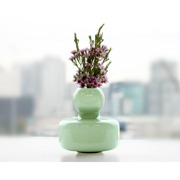 【花瓶 手吹きガラス 一輪挿し ギフト 結婚祝い プレゼント 贈り物 お返し オシャレ:食器日和】ぽってりしたフォルムが可愛らしいミニサイズの花瓶。ひとつひとつ手吹きで作られているので温かみがあります。小さいのに存在感のある、マリメッコなら...