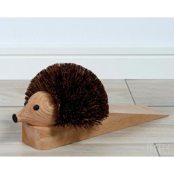【ギフト 結婚祝い プレゼント 贈り物 お返し オシャレ:食器日和】レデッカー（REDECKER)社の可愛らしいハリネズミの木製ドアストッパーです。ドアのストッパーとして使えるだけでなく、ブラシになっているハリネズミの針で靴の汚れや泥を落と...