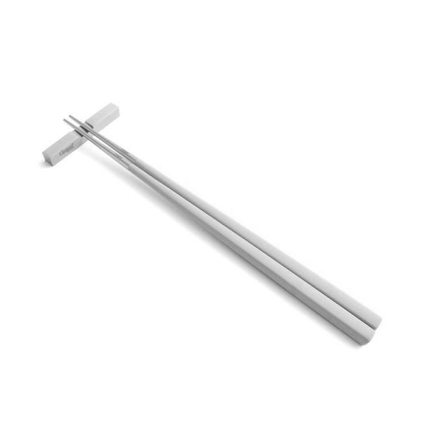 【正規販売代理店 カトラリー はし ブラッシュド マット:食器日和】「KUBE（クーベ）」は、極力丸みをつけずに直線の美しさを最大限に生かしたシリーズです。持ち手が樹脂なので、さらっとしたマットな質感が心地よく、やさしく手に馴染みます。細部...