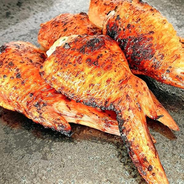 こちらはスタンダードな餃子。手羽先に餃子の具が手羽餃子です。焼き方は通常の餃子と同様にフライパンで焼いてください。揚げてもおいしいです。冷凍品国産