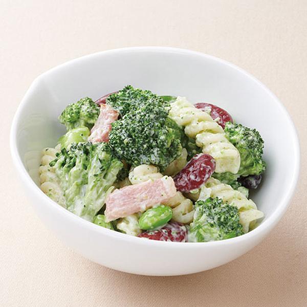 【7,990円以上ご購入で送料無料】【食彩ネットショップ】ブロッコリーと4種類の具材をバジルソースで和えたサラダです。自然解凍でそのままお召し上がりいただけます。■原材料：野菜（ブロッコリー、えだまめ、たまねぎ）、マカロニ、半固体状ドレッシ...